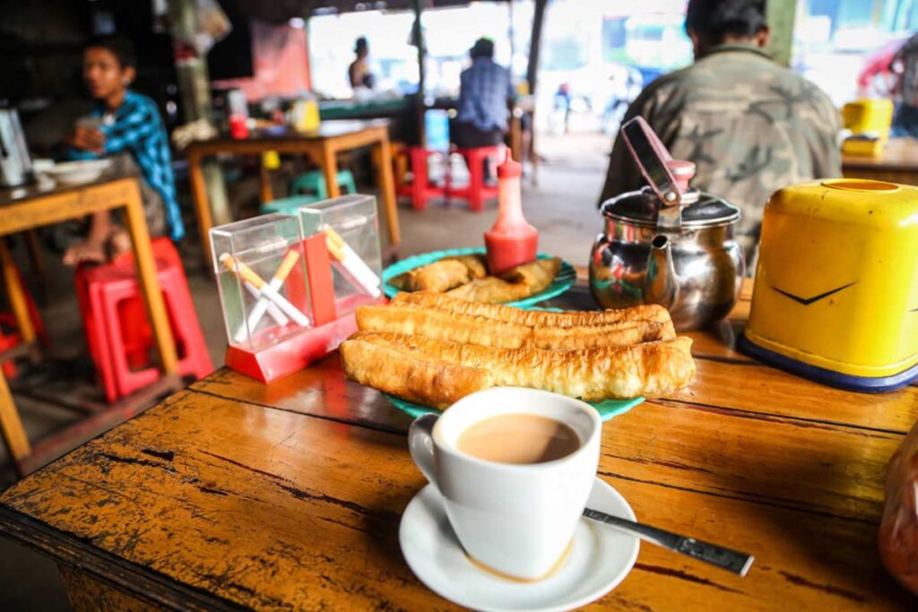 Breakfast in a Burmese Tea Shop (Myanmar) - Sens Asia Travel